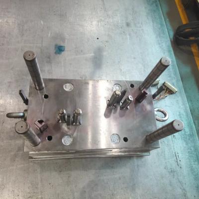 Cina P20 Front Mold Plastic Injection Tooling con 500000 colpi per le parti del gioco di materia prima PA6 in vendita