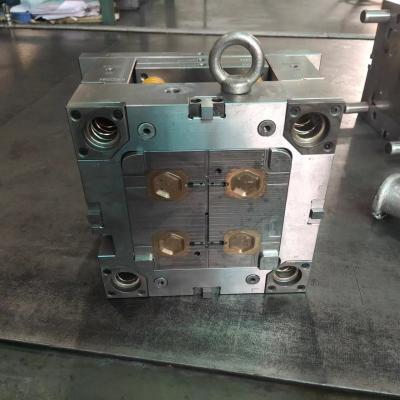 Cina Stampaggio ad iniezione di plastica caldo su misura multi cavità del corridore S136 per POM Molding in vendita