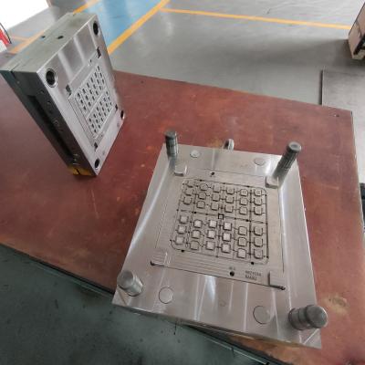 China Moagem de plástico para chaves de teclado com cold runner em Guangdong à venda