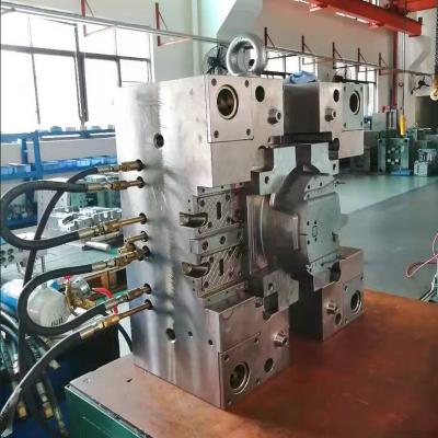 中国 LKM Synventiveの熱いランナーPPのプラスチック注入鋳造物 販売のため
