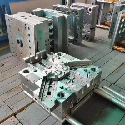 Cina Multi lavorazione con utensili di plastica dello stampaggio ad iniezione della cavità S136 in vendita