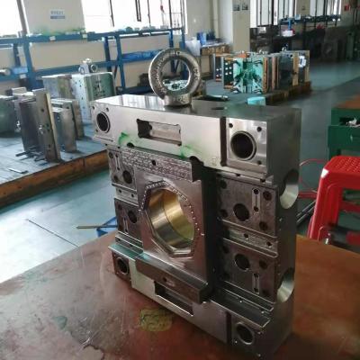 Cina Stampaggio ad iniezione di plastica automobilistico di norma PMMA del DME per luce posteriore in vendita
