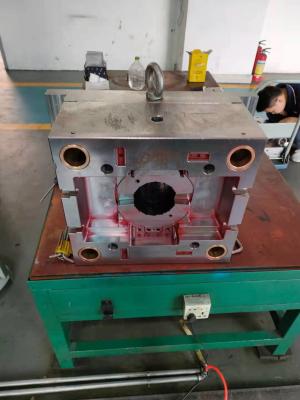 Cina Multi stampaggio ad iniezione della cavità di struttura SKD61 per il portone sottomarino in vendita