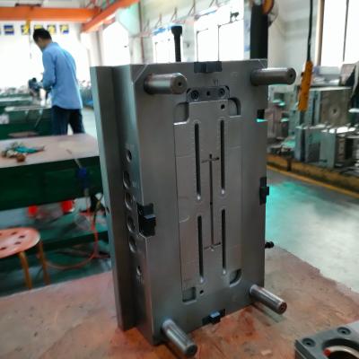 Cina 1,2311 stampaggio ad iniezione di plastica di alta precisione di PMMA con il requisito di superficie di brillamento di sabbia in vendita