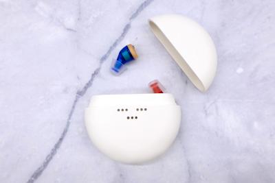 Cina Mini Invisible Rechargeable Hearing Aids con il caso di carico e di stoccaggio in vendita