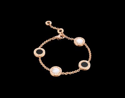 La pulsera de BVLGARI BVLGARI en 18 kt pica el oro con nacarado y ónix