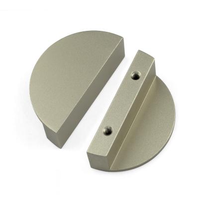 China a gaveta moderna da meia lua da cor do bronze do ouro de 120mm puxa os punhos de alumínio do armário com parafusos à venda