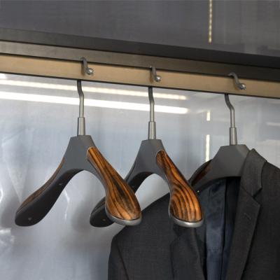 China SGS de Houten Kleerhanger van het Patroonblack metal voor Garderobe Te koop