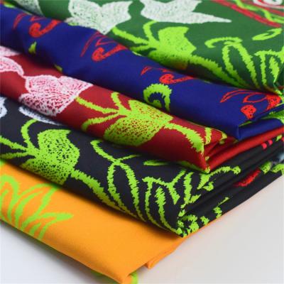 Cina Tessuto floreale 148Cm di vendita della varia di colori 100%Polyester Digital di modo stampa calda del panno per il vestito in vendita