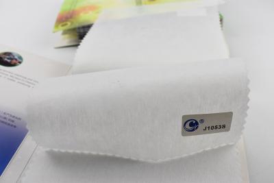 China Zwakke 100% polyester borduurwerk Ondersteuning Niet-geweven stof voor kledingstukken Fusing Interfacing Te koop