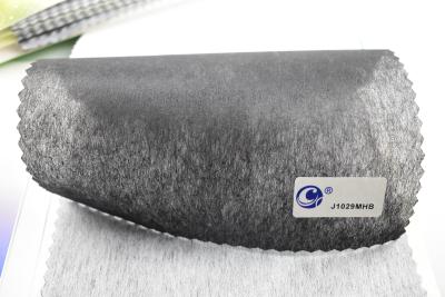 China Zwakke 100% polyester borduurwerk Ondersteuning Niet-geweven stof voor kledingstukken Fusing Interfacing Te koop