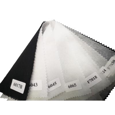 Cina Larghezza personalizzata Interlining fusibile non tessuto con gomma rimane 50% poliestere 50% nylon in vendita