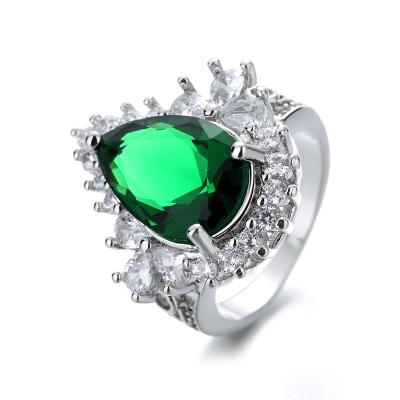 Cina Regolazione di Emerald Stone Engagement Ring Prong di lacrima in vendita