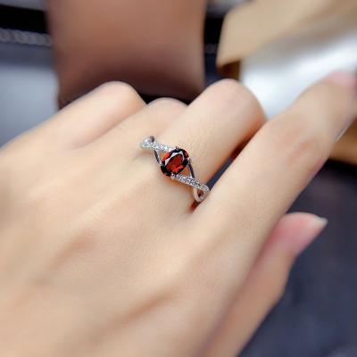 Cina Rame ambientale ovale di Ruby Vintage Silver Engagement Rings in vendita