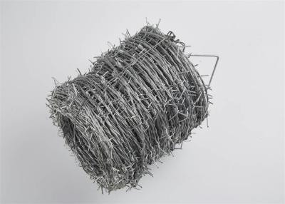 China Warm gedompelde gegalvaniseerde prikkeldraad omgekeerde draai 20 cm opening Te koop
